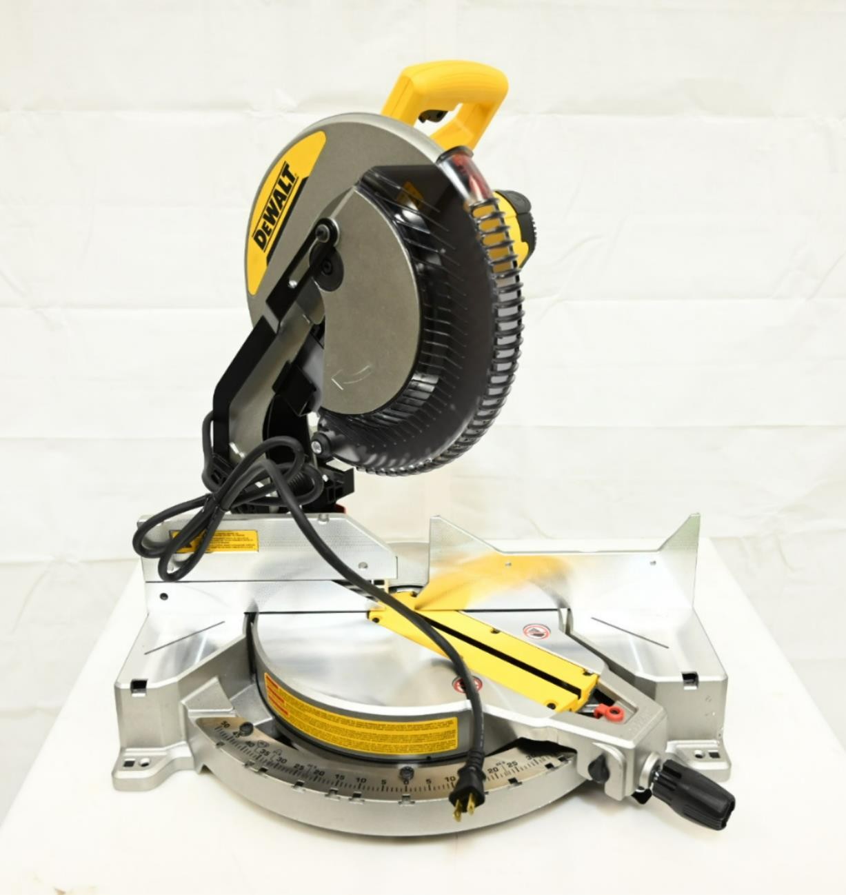 Dewalt DWS715 12" Single Bevel Compound Miter Saw (MISSING VERTICAL CL – GeekWare LLC